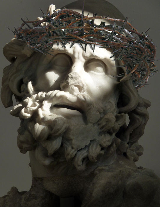 André Durand, Ulysses Jesus Thorns, 2012, Fotografando Statue per Un ...